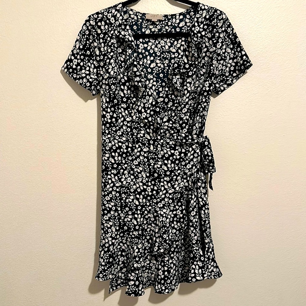 Loft Ruffle Floral Wrap Dress. Navy And White. Size M… - Gem